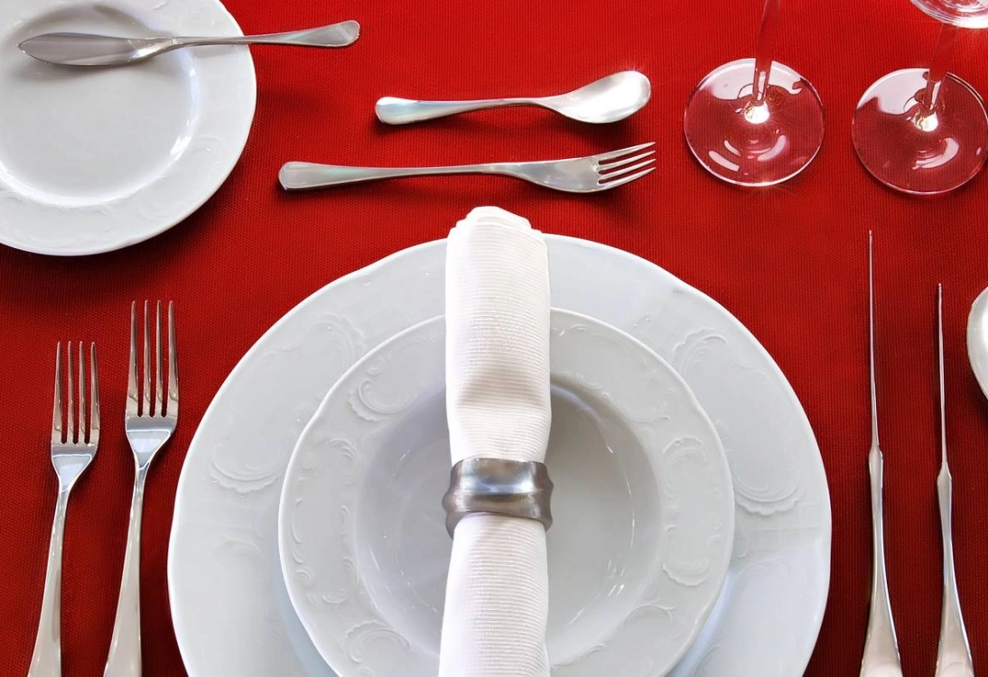 Mastering Table Etiquette: 8 Essential Tips for Dining