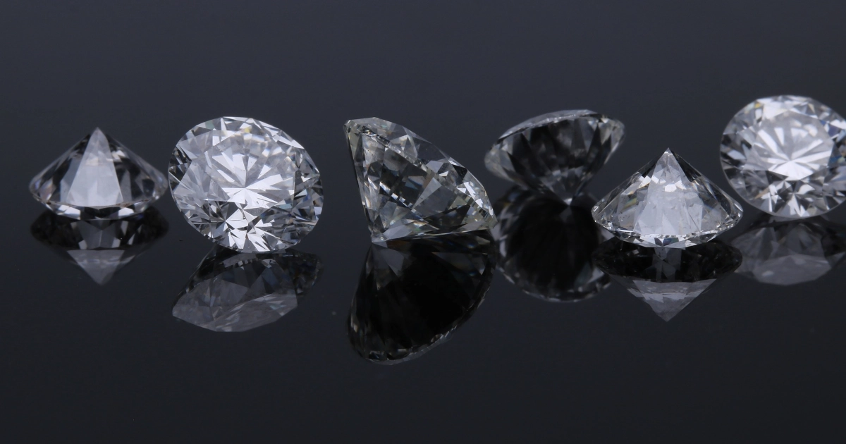 Discover Luxury: Candle with a Hidden Diamond Necklace