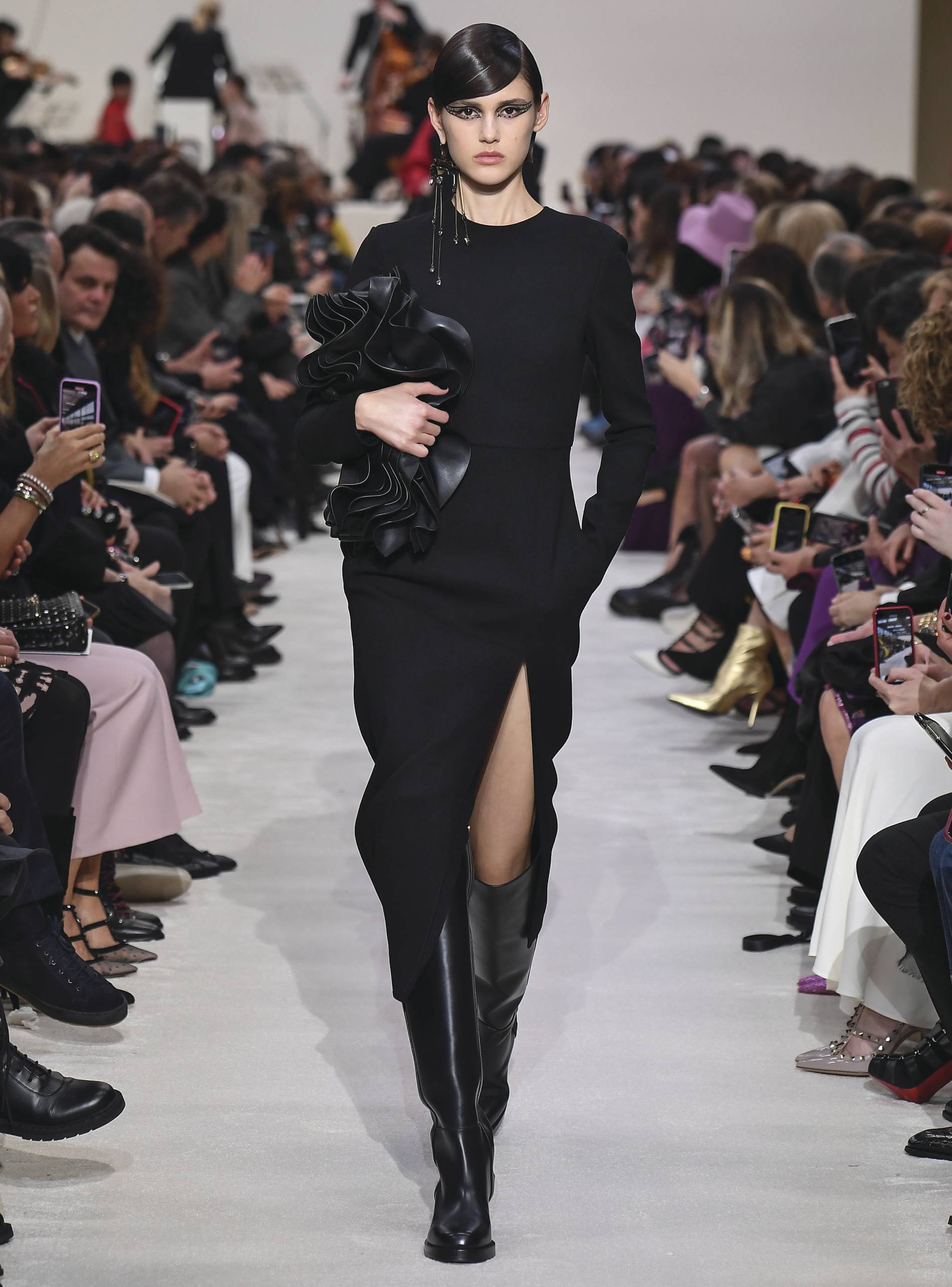 Chic Black Fashion: Runway Ready Fall Accessories 2023