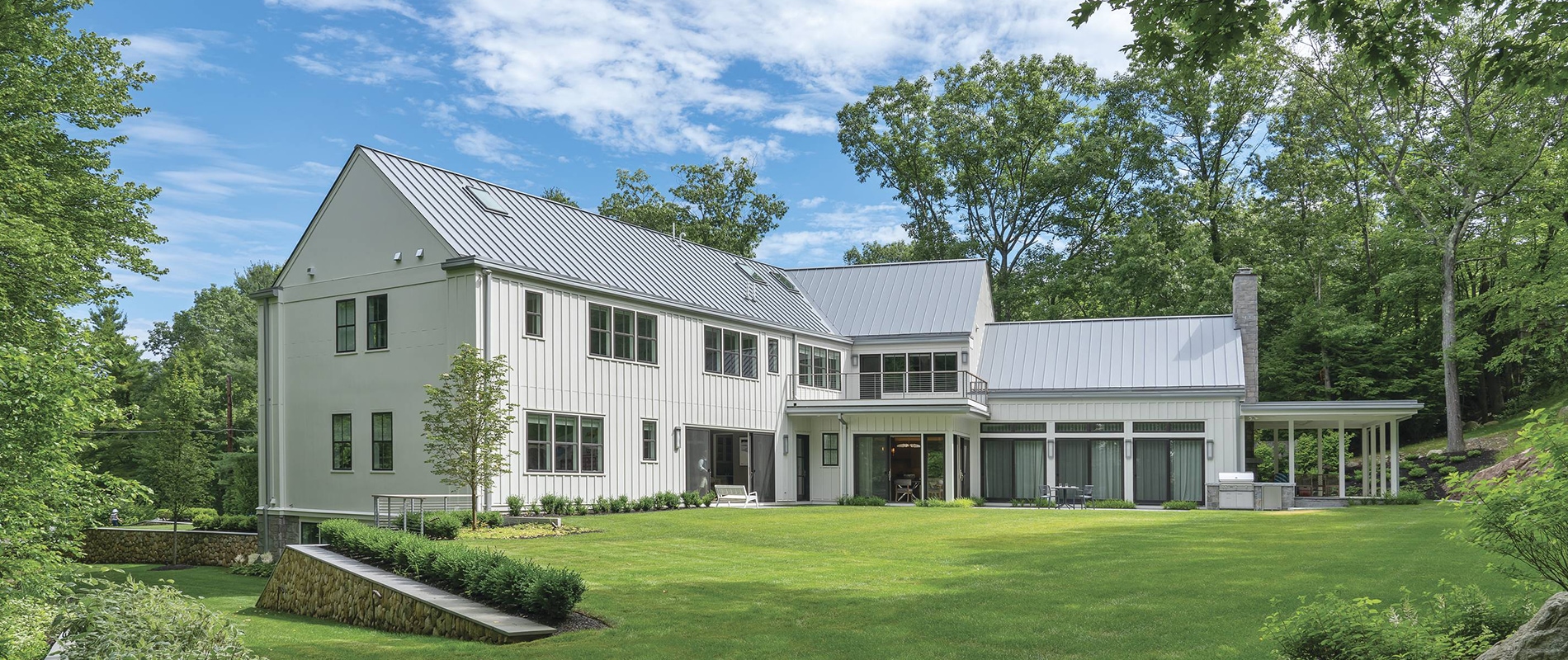 Elegant New England Farmhouse: A Modern Architectural Blend