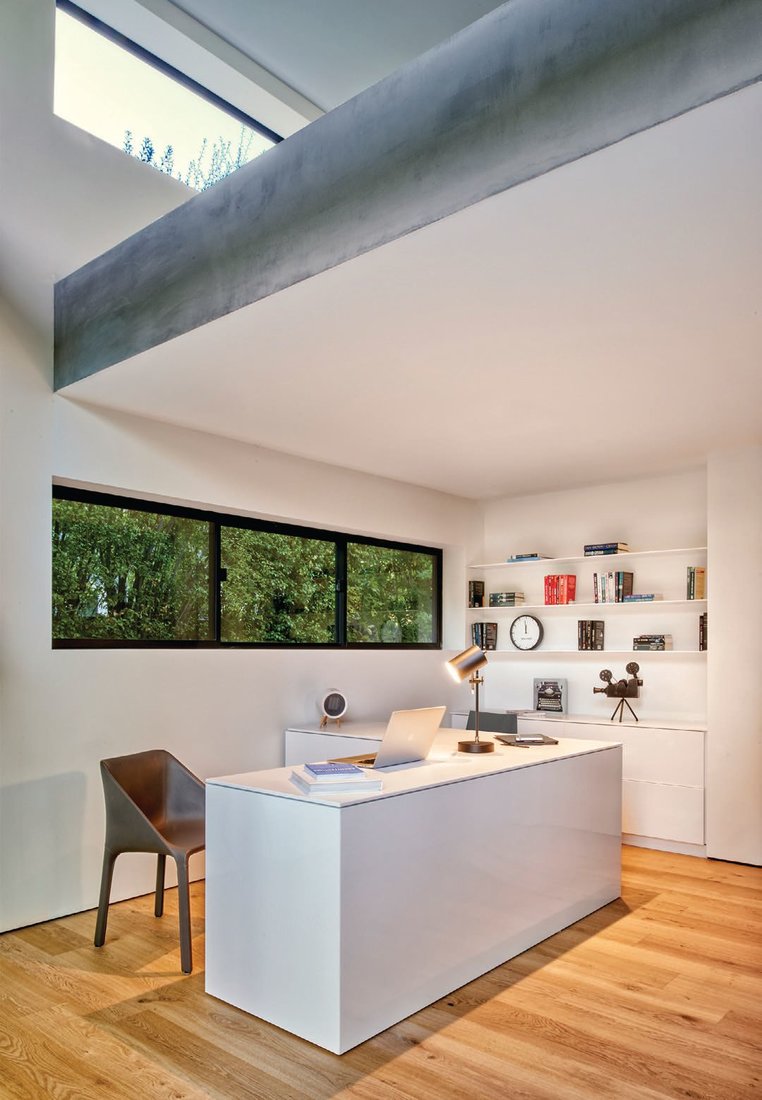 Minimalist Multigenerational Home by Mary Maydan in Palo Alto