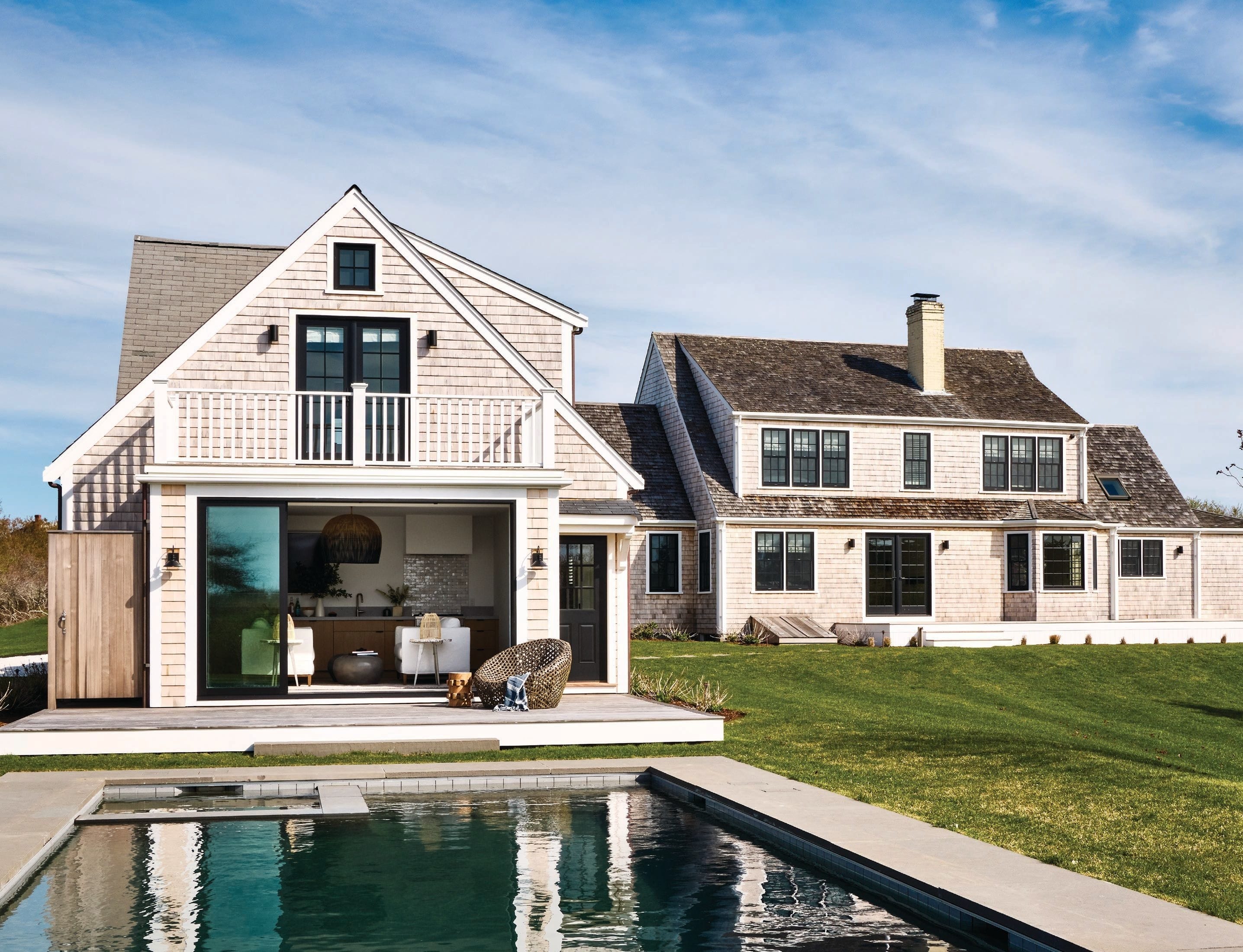 Elegant Nantucket Home Design: A Modern Rustic Retreat