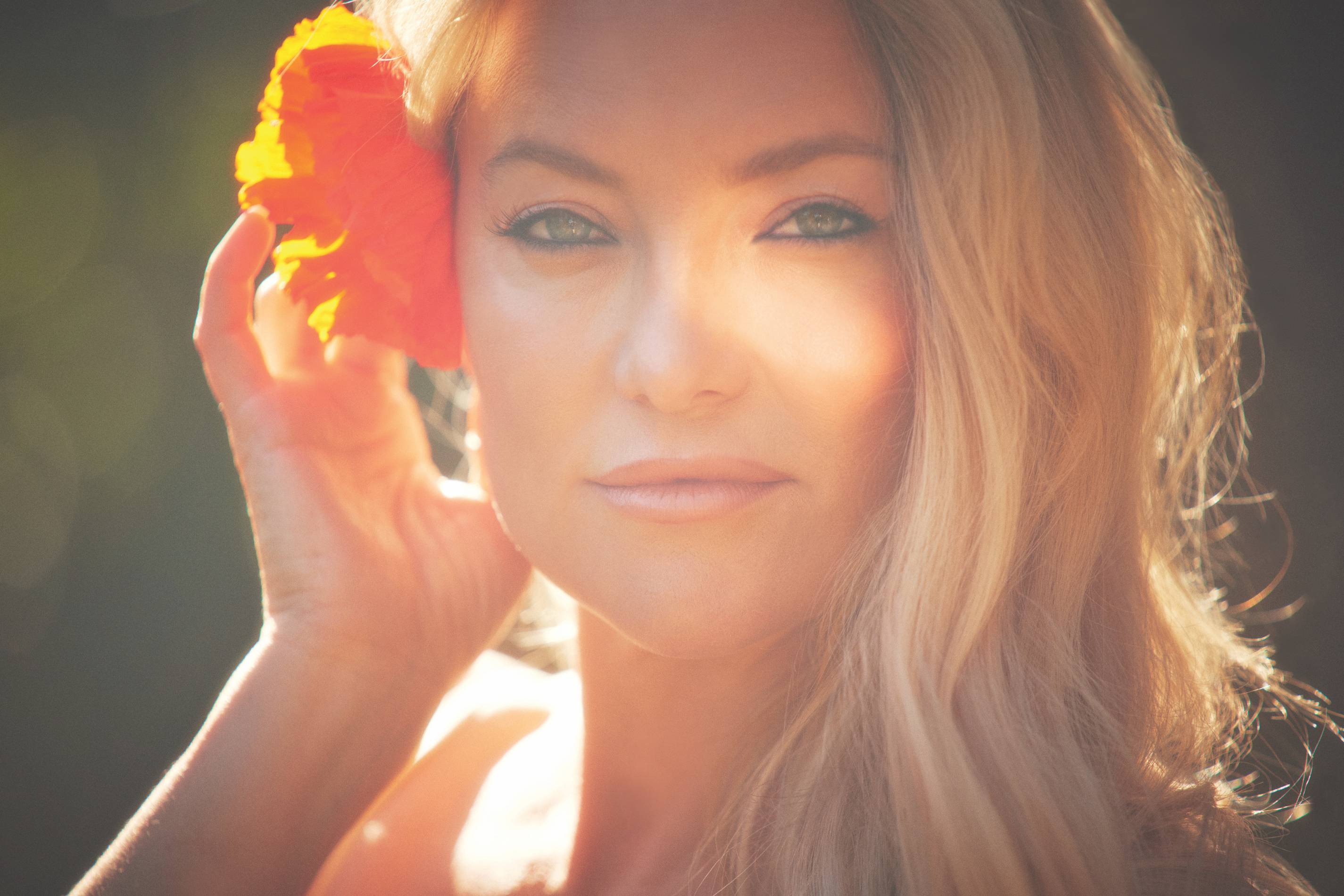 Kate Hudson's 'Glorious': Debut Album Earns Critical Acclaim