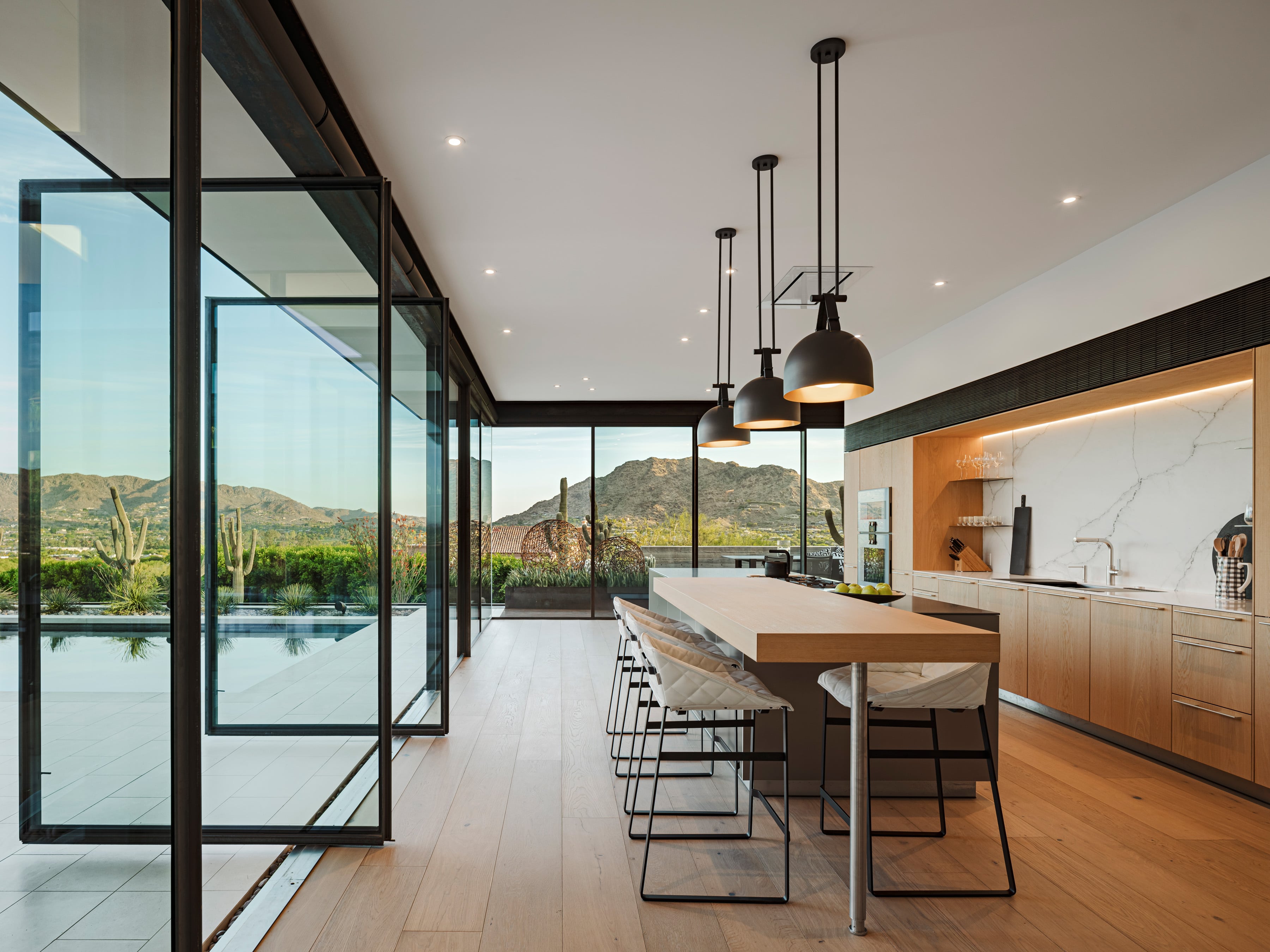 Luxurious Estate in Paradise Valley: A Modern Desert Retreat
