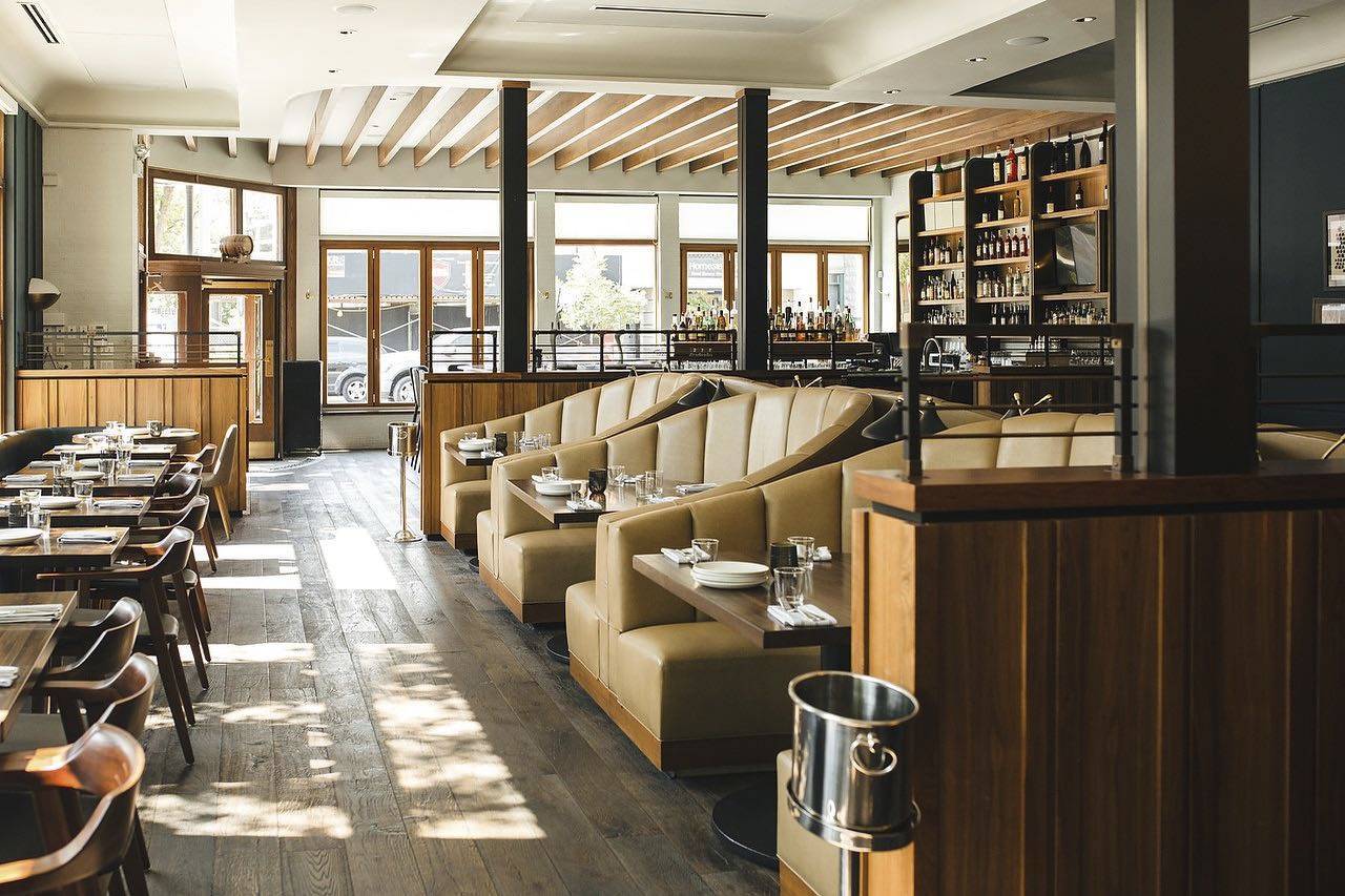 Explore Chicago's Lakeview: Dining, Shopping & Attractions