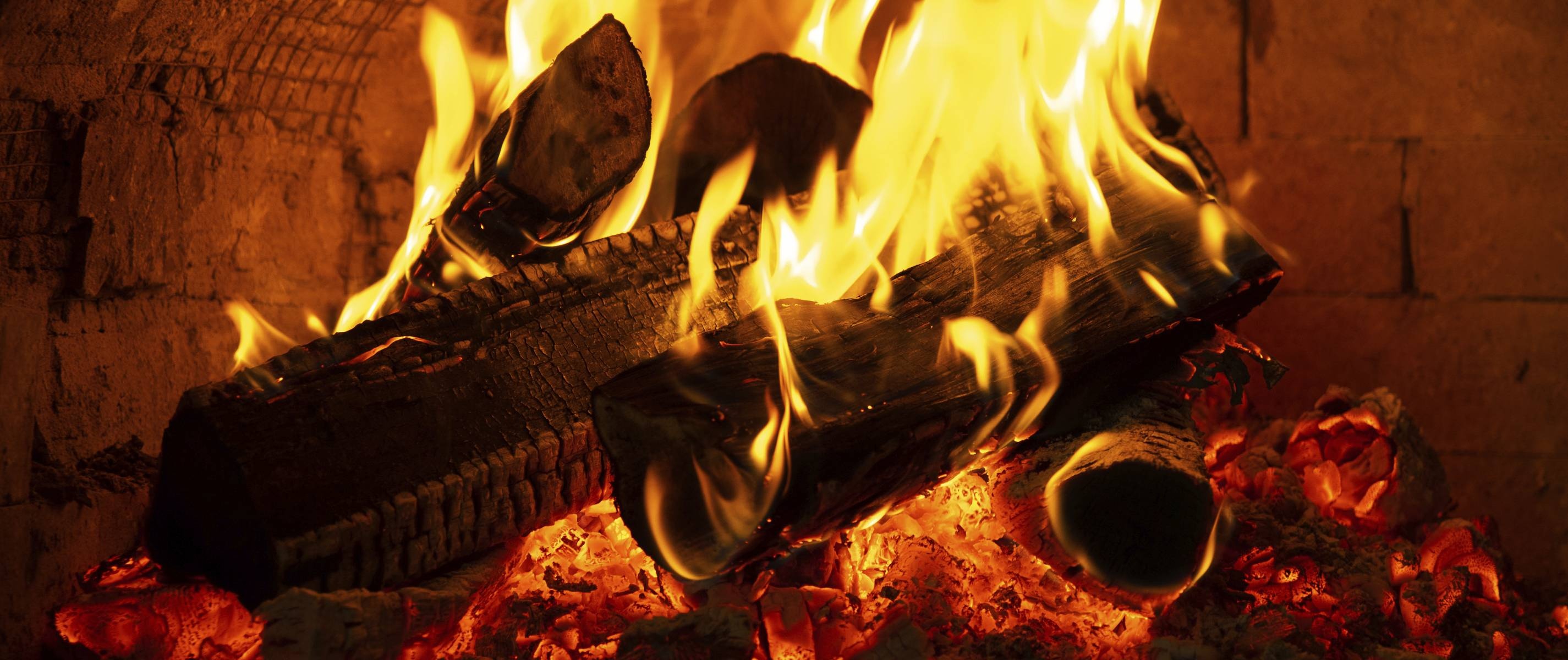 9 Coziest Fireside Restaurants in the US for a Warm Dinner
