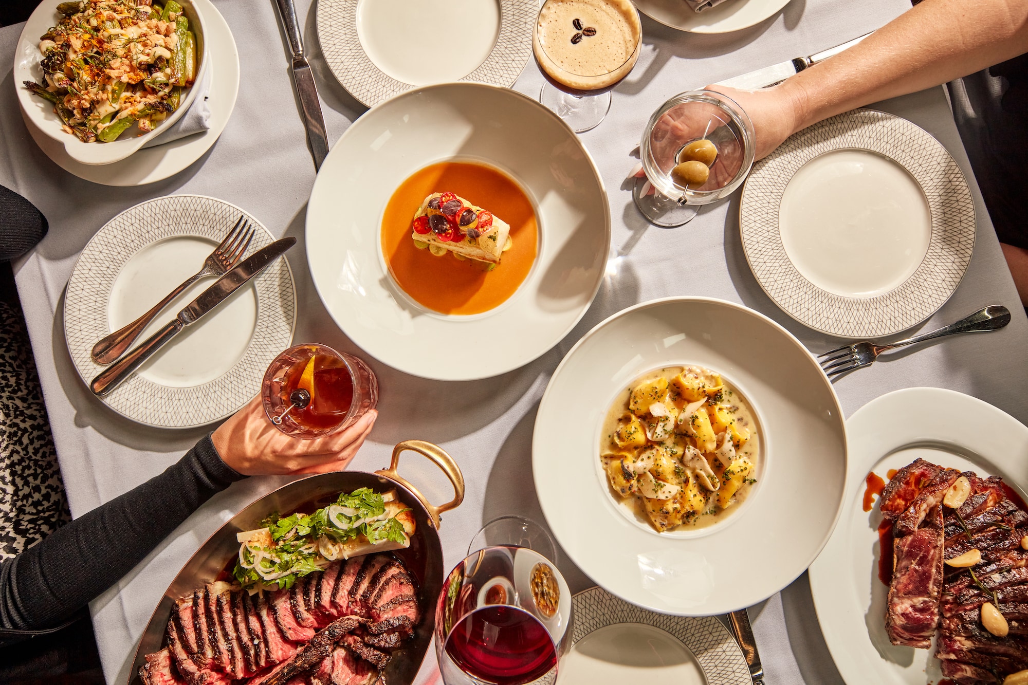 Top 23 Luxurious Happy Hour Spots in Chicago for 2023