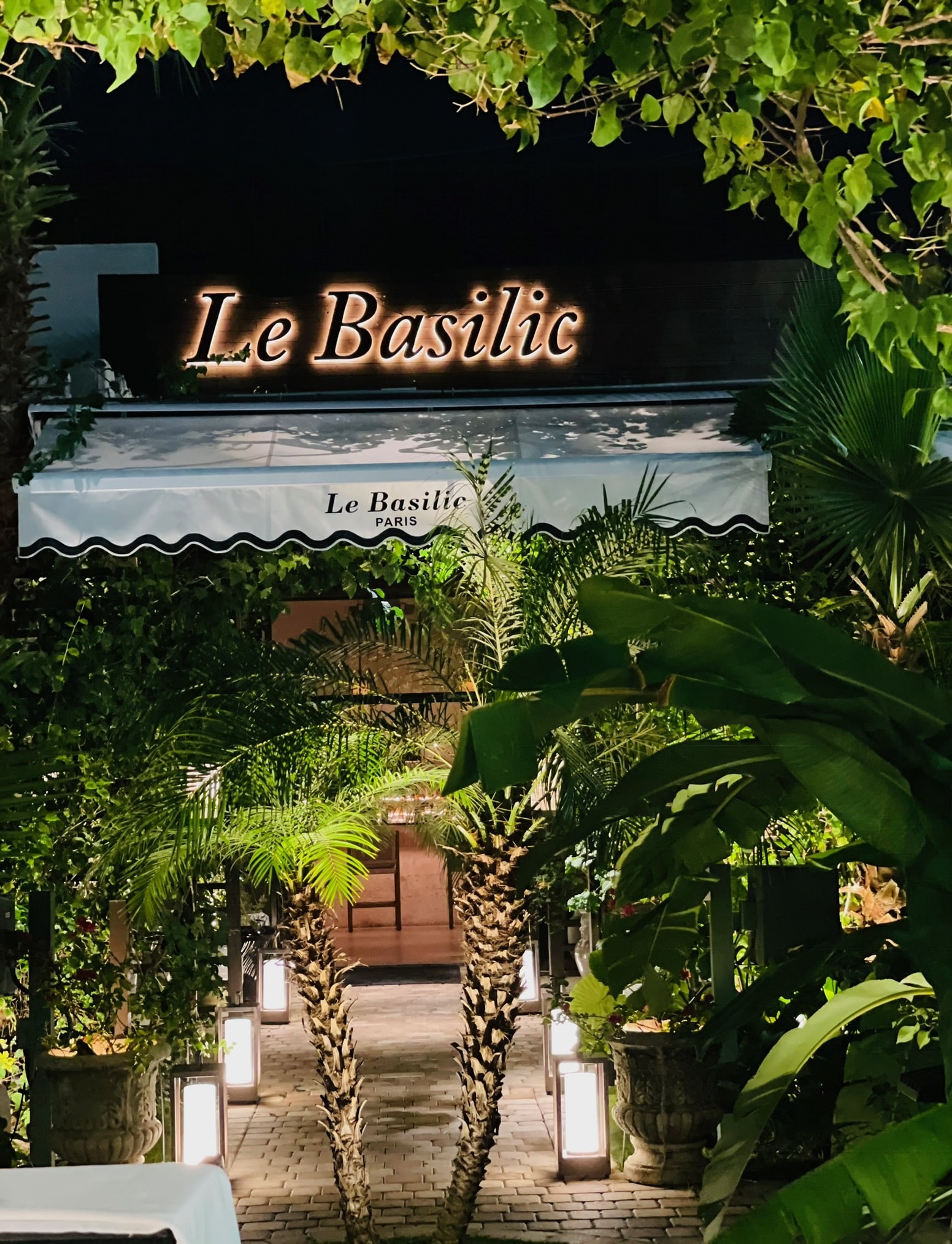Cozy Sunset Harbour Dining: Le Basilic
